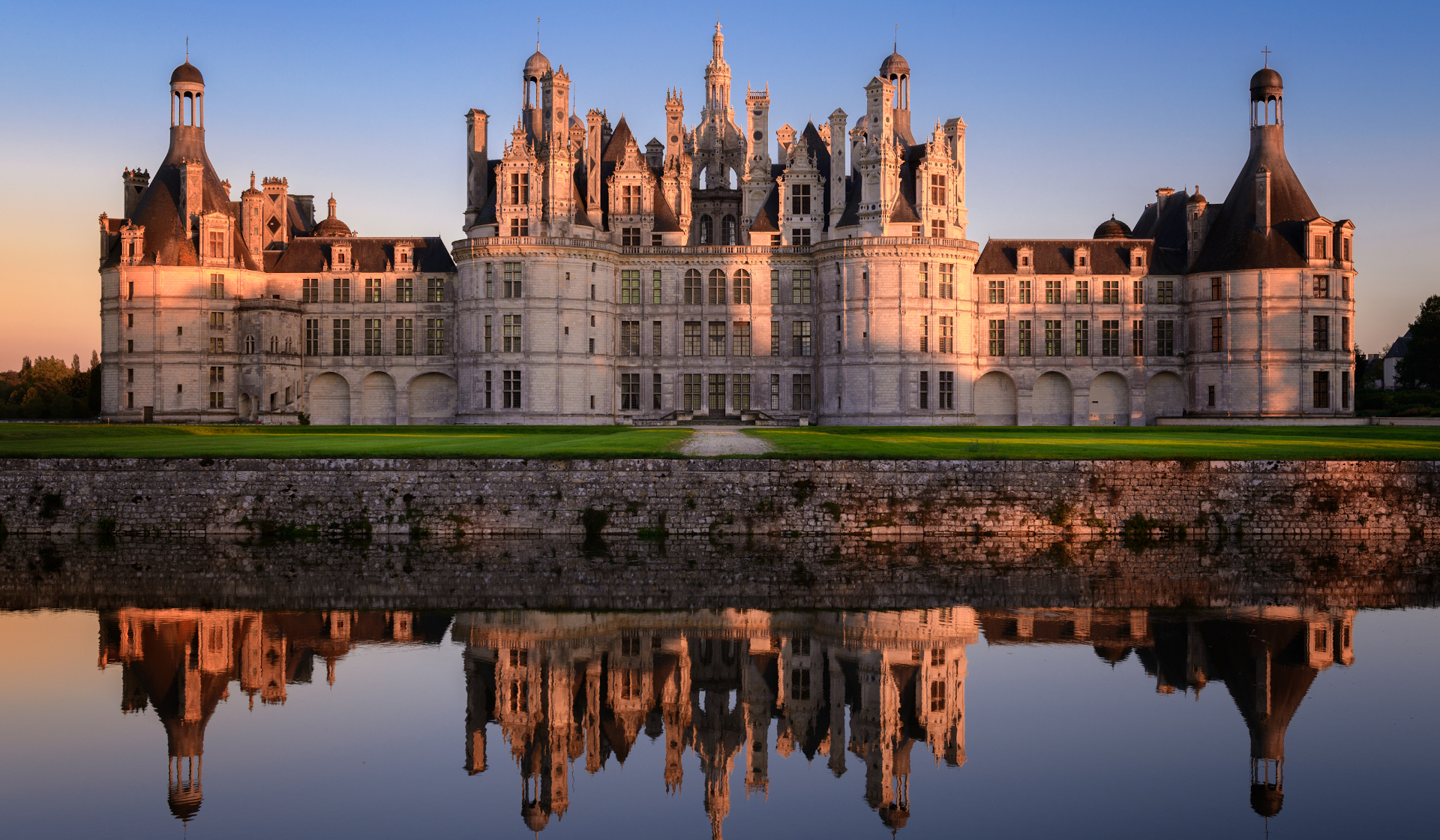 Top Famous Castles To Visit In The World - Copizi